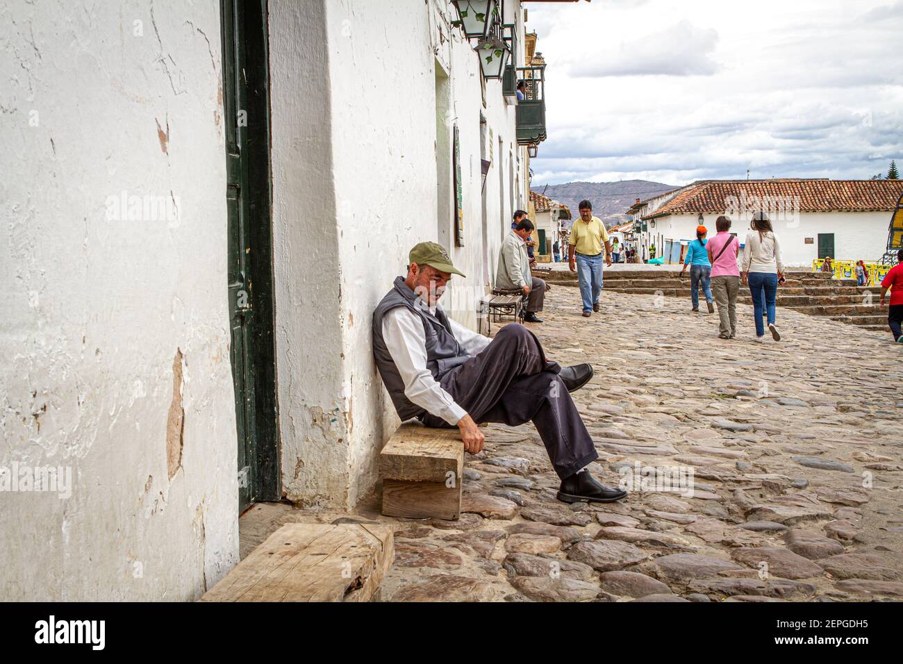 L'homme colombien a traversé le visage, assis à l'extérieur bar.Villa ...