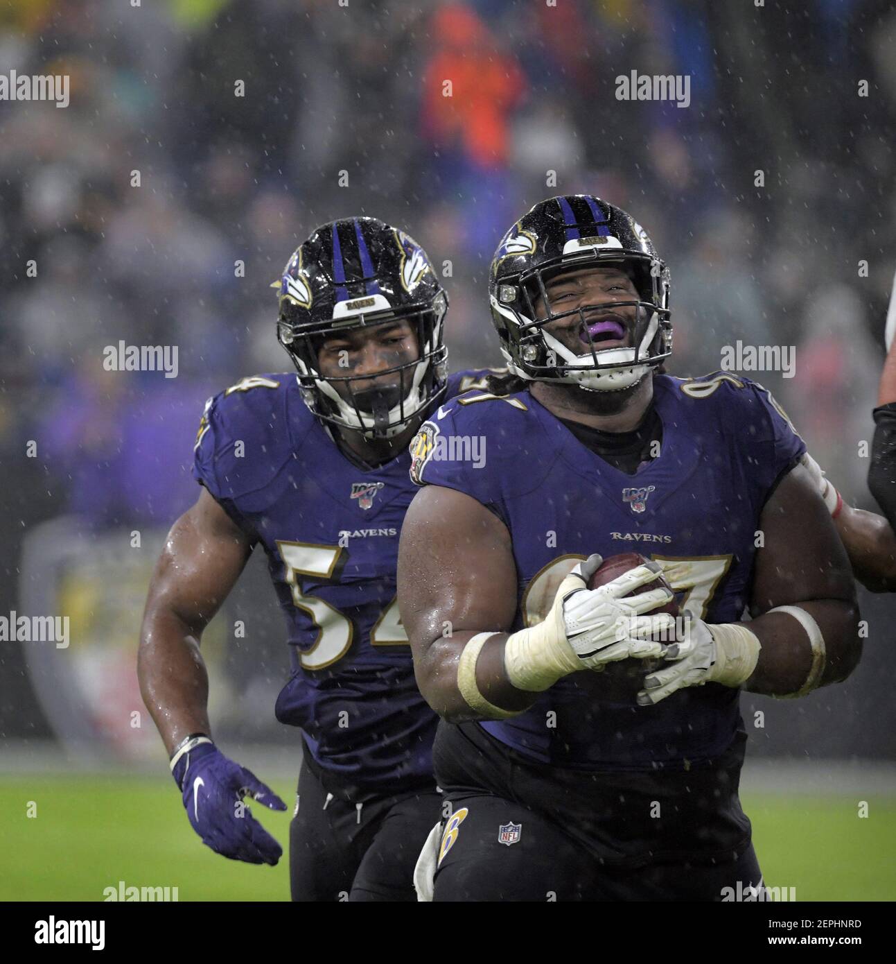 Baltimore Ravens défensif attach Michael Pierce (97) tient sa ...