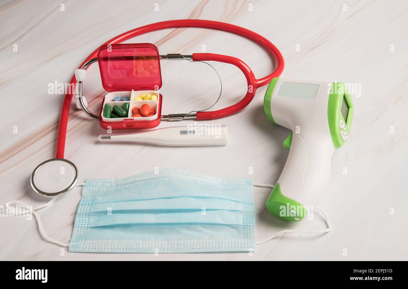 Deux types de thermomètres électroniques et infrarouges sur la table ...