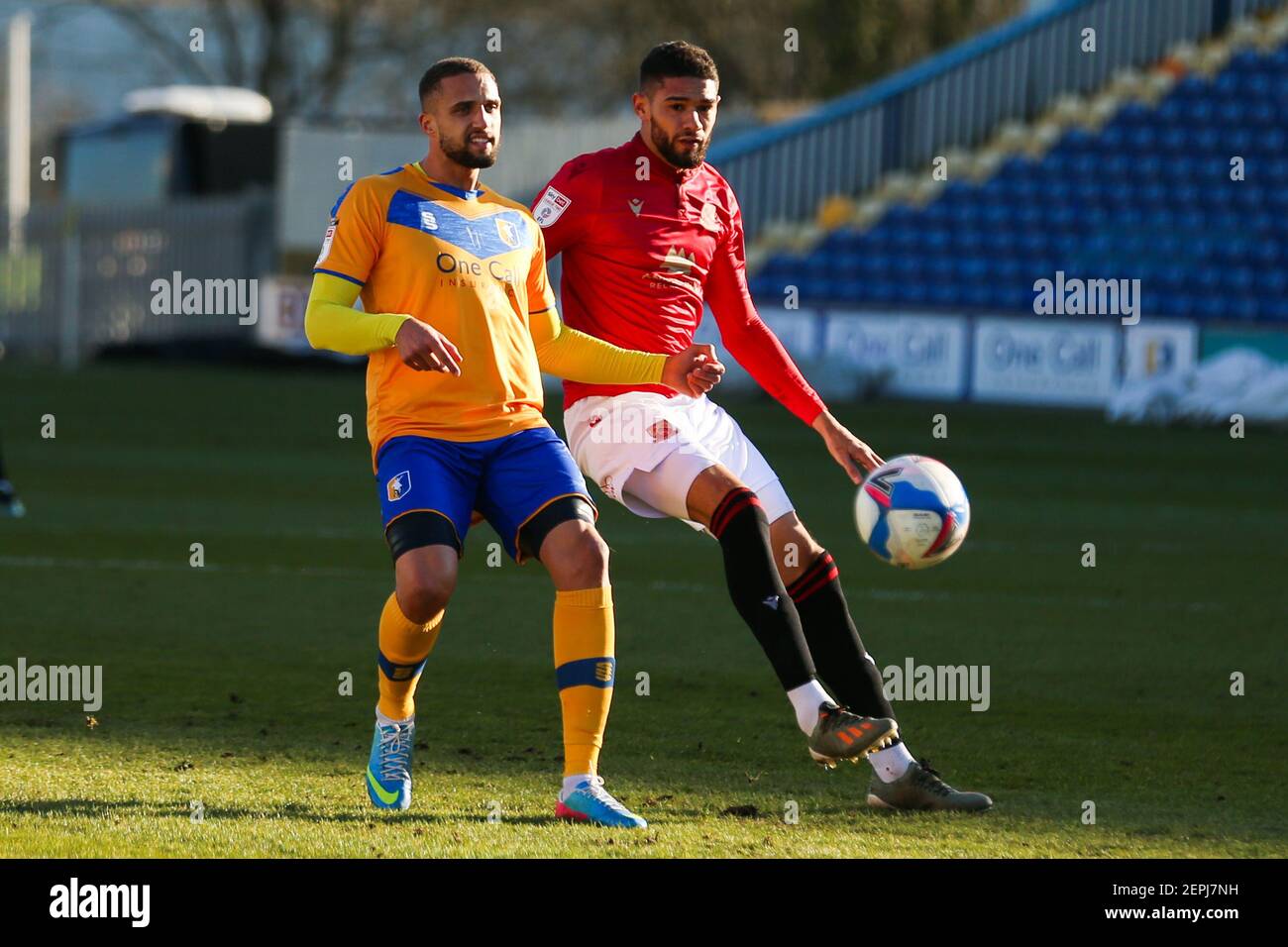 Jordan Bowery de Mansfield Town (à gauche) et Kelvin Mellor de ...