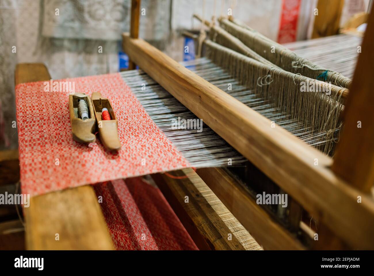 Ancienne roue de rotation en bois dans une maison de village Photo ...