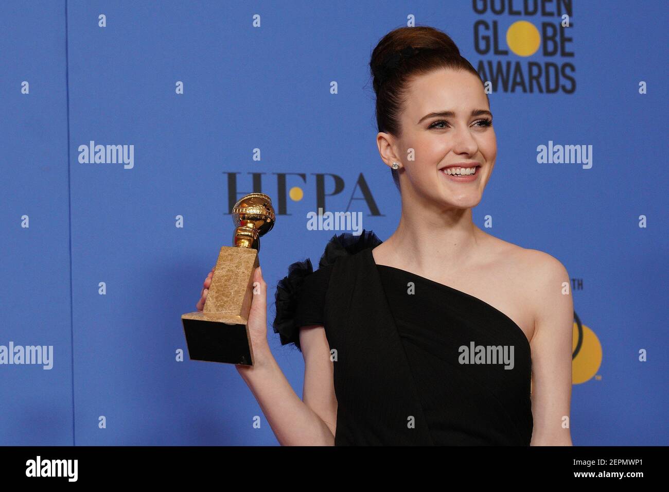 L'acteur Rachel Brosnahan pose avec la meilleure performance d'une ...