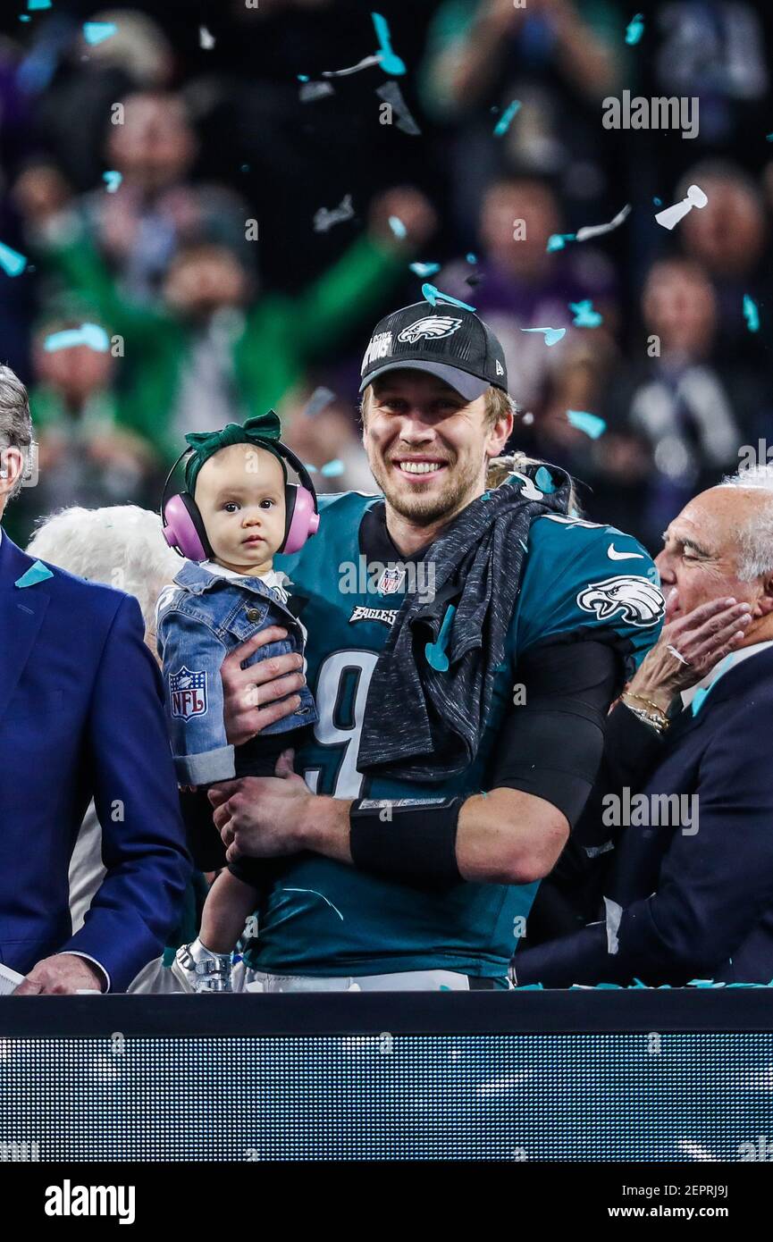 Le quarterback des Philadelphia Eagles Nick Fales (#9) et sa fille Lily ...