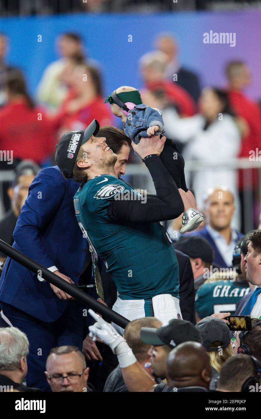 Le quarterback des Philadelphia Eagles Nick Fales (#9) et sa fille Lily ...
