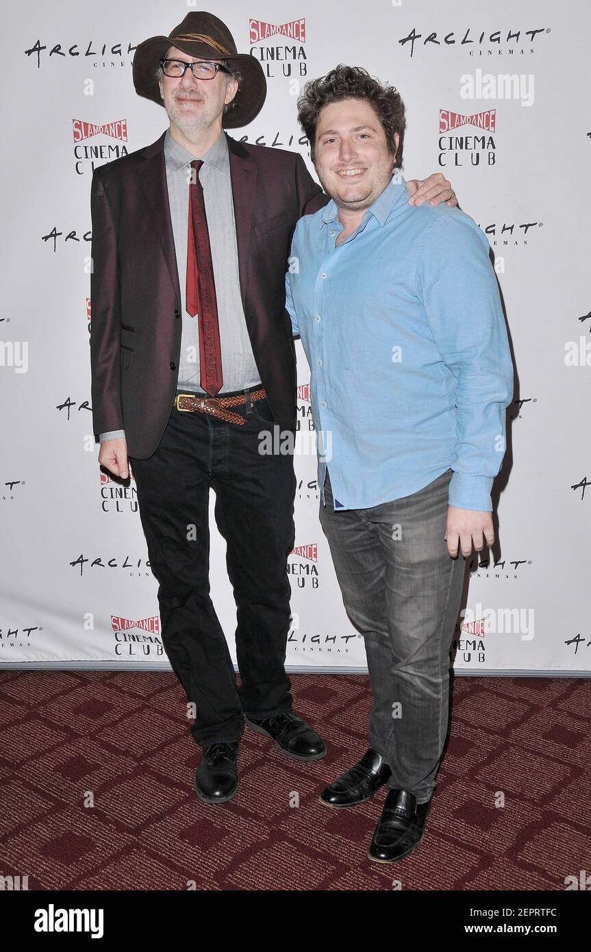 (G-D) le directeur Dan Mirvish et le producteur Bernie Stern arrivent ...