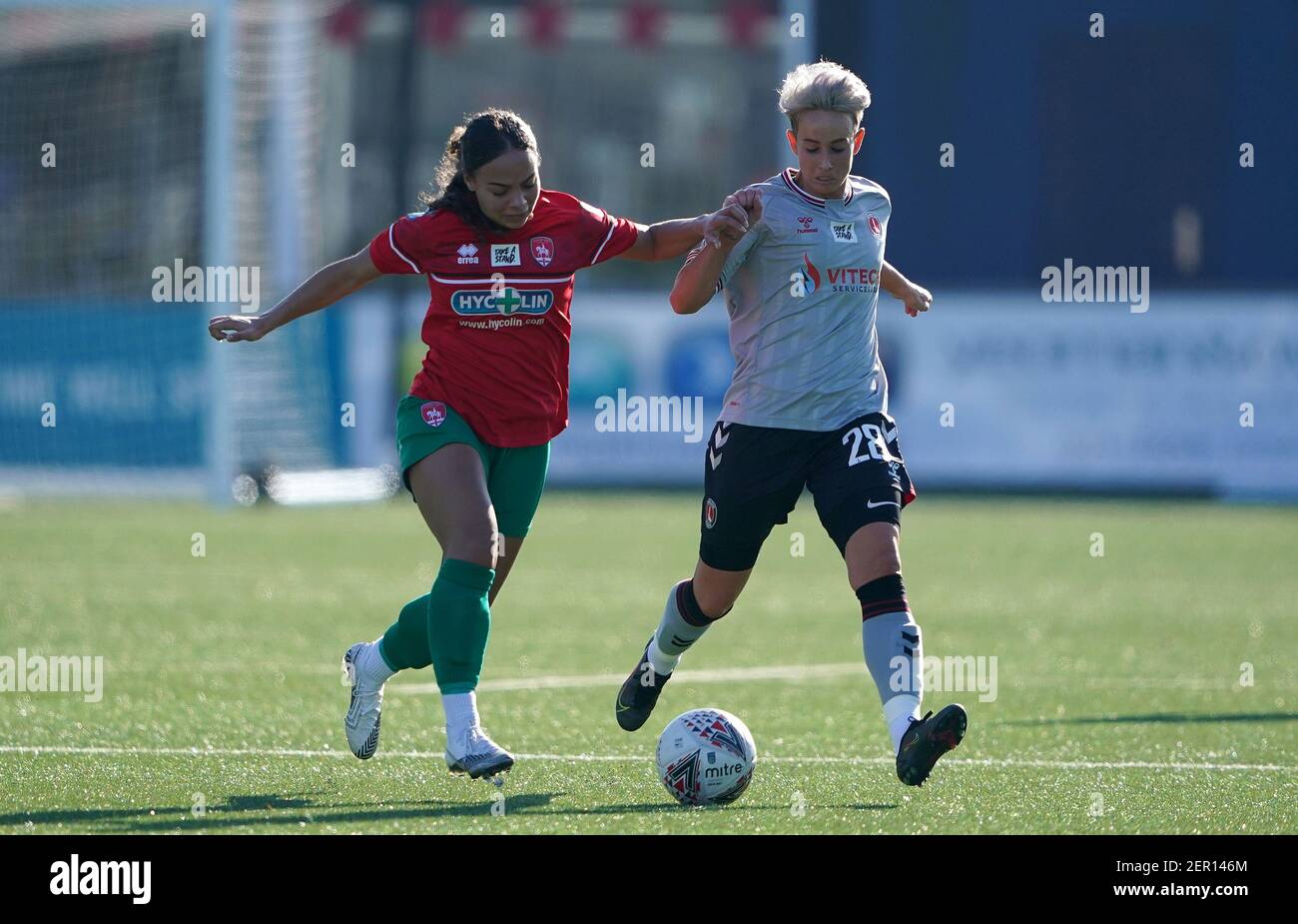 Ashlee Brown de Coventry United (à gauche) et Emma Plewa de Charlton ...
