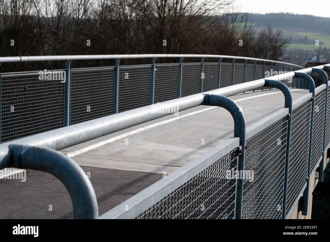 la rambarde en métal sur un pont piétonnier dans une ville Photo Stock ...