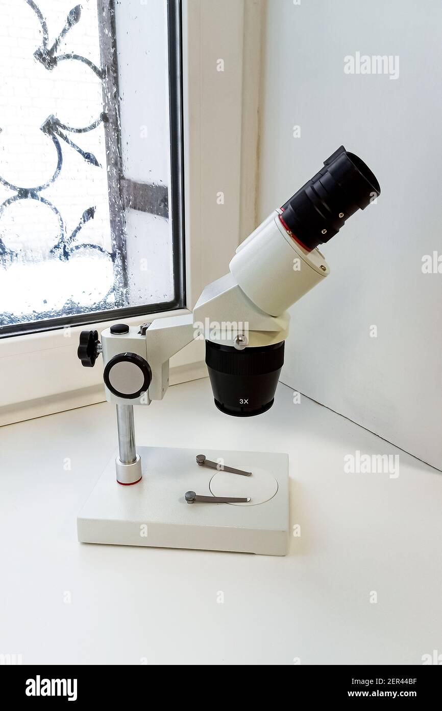 Grand microscope Banque de photographies et d’images à haute résolution ...