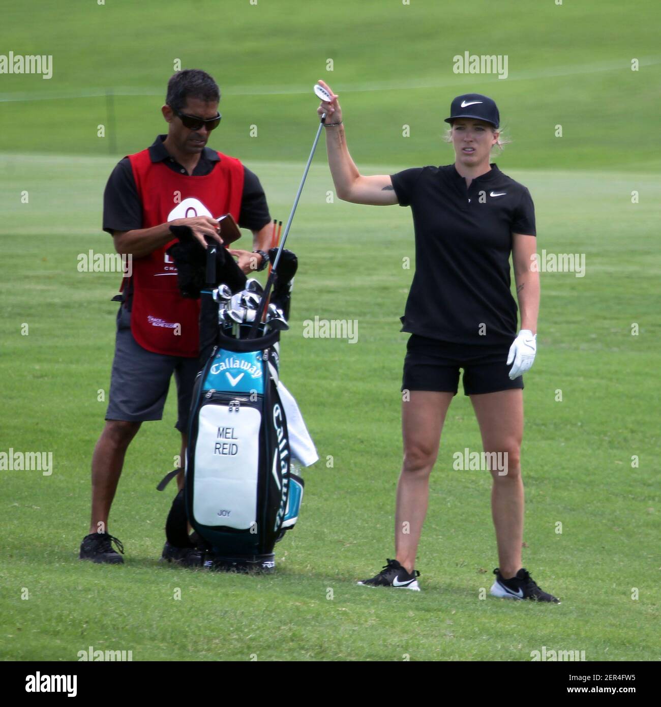 11 avril 2018 - après être entrée dans l'étang, Mel Reid fait la queue ...