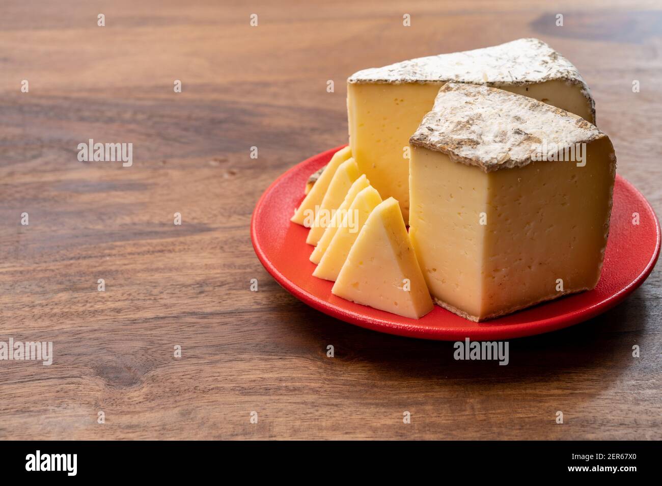 Collection de fromages, tomme de Savoie de Savoie dans les Alpes ...