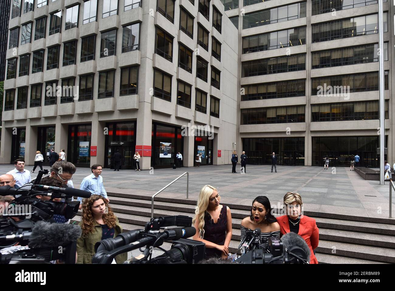 (De gauche à droite) flanquée de l'ancienne meneuse de Houston Texans ...