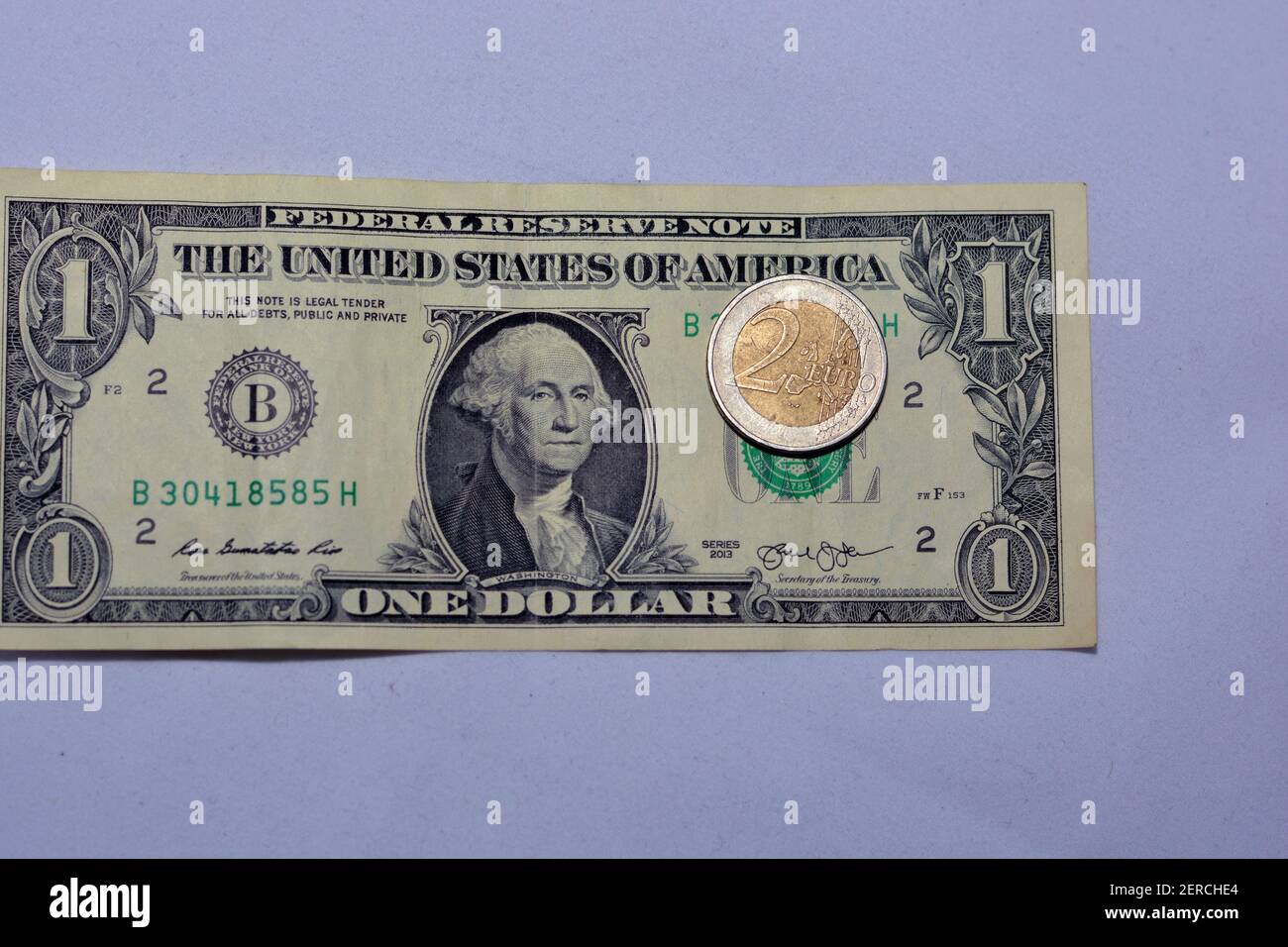 Billet dollar et billet euro Banque de photographies et d’images à haute résolution - Alamy