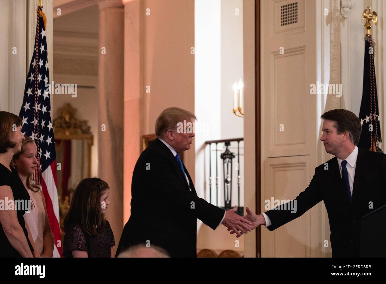 Le président américain Donald Trump serre la main avec le juge Brett M ...