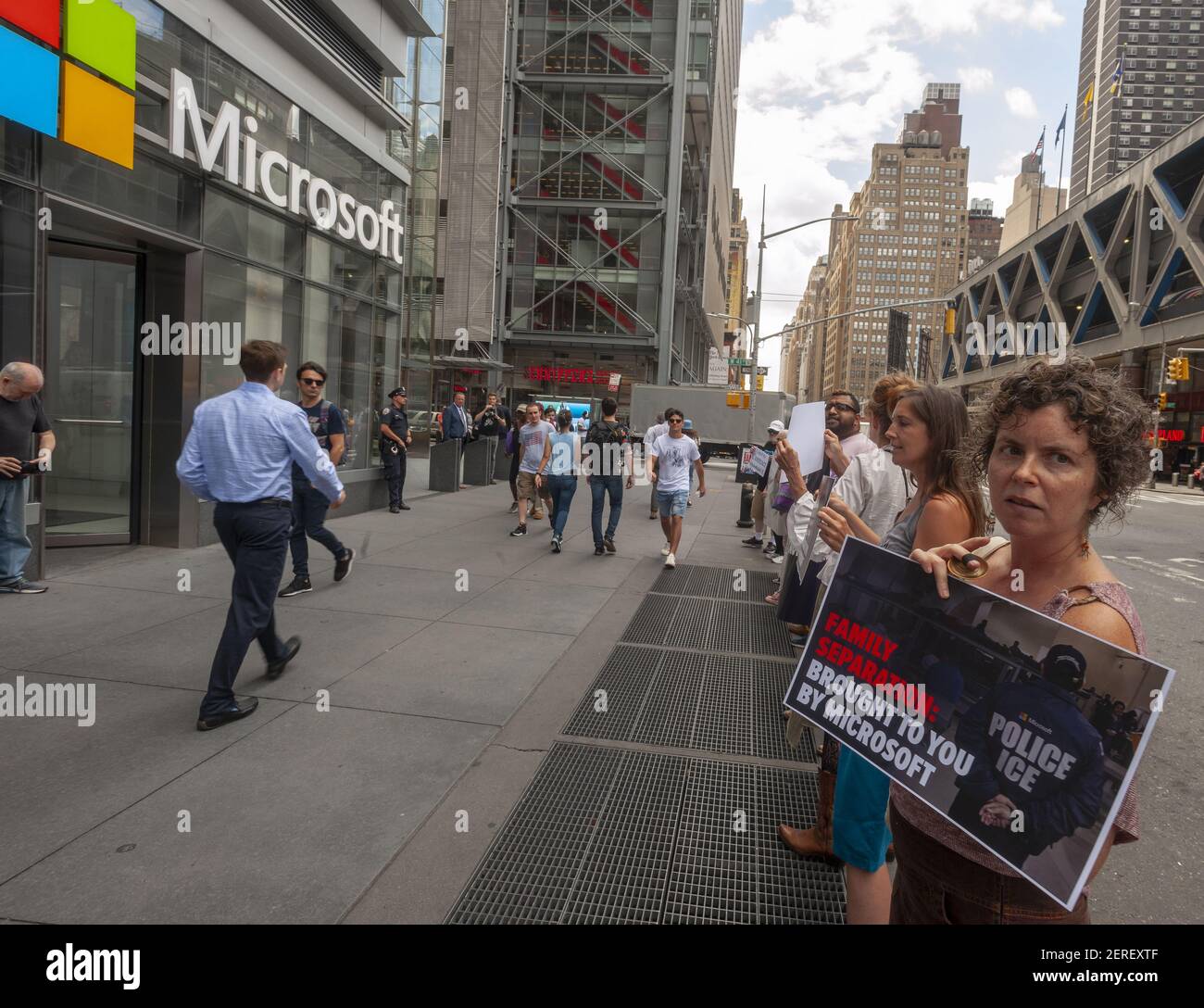Des activistes se réunissent devant les bureaux de Microsoft à New York ...