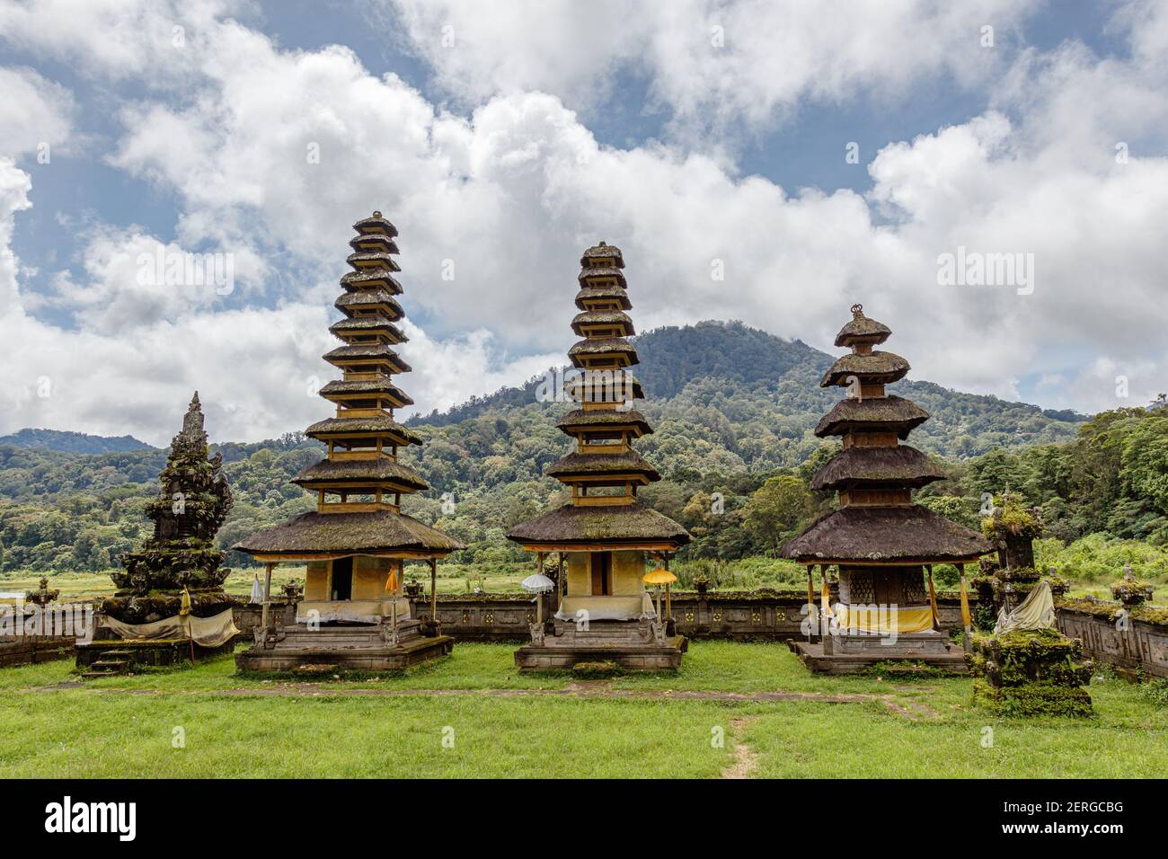 Temple hindou balinais Pura Ulun Danu Tamblingan sur le lac Tamblingan ...