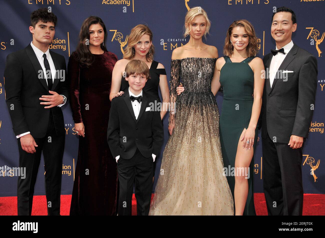 (G-D) 'Alexa & Katie' Cast - Emery Kelly, Tiffani Thiessen, Finn Carr ...