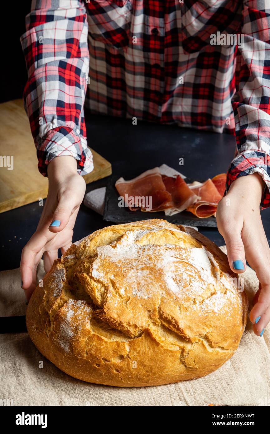 Une photo verticale d'une personne qui met un délicieux pain de pain ...