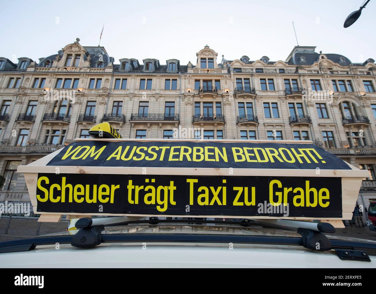 Slogan and taxi Banque de photographies et d’images à haute résolution ...