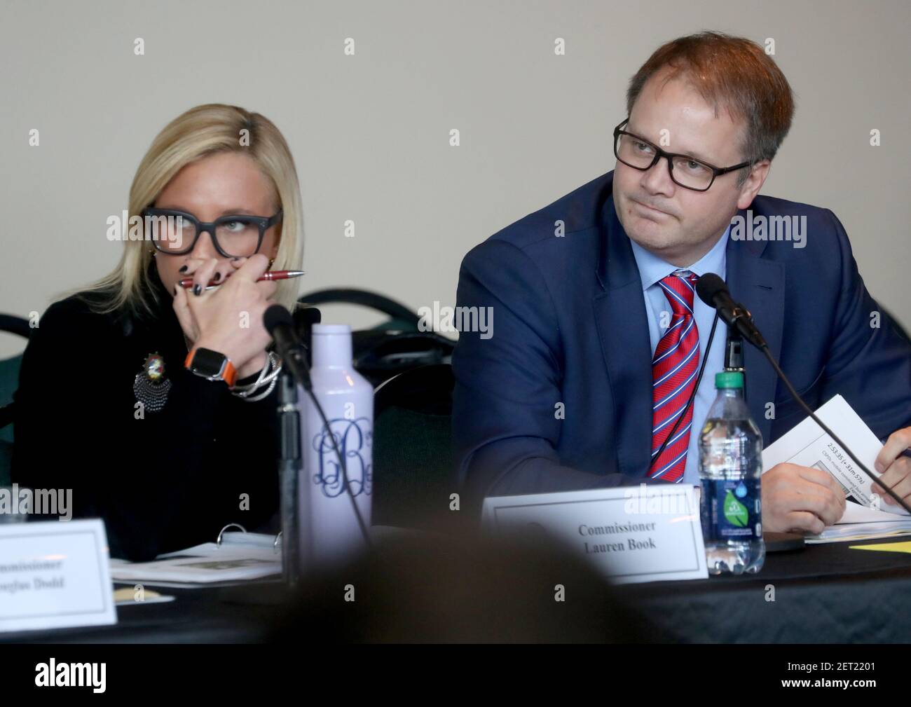 Le sénateur de Floride Lauren Book et Ryan Petty, le père de la victime ...