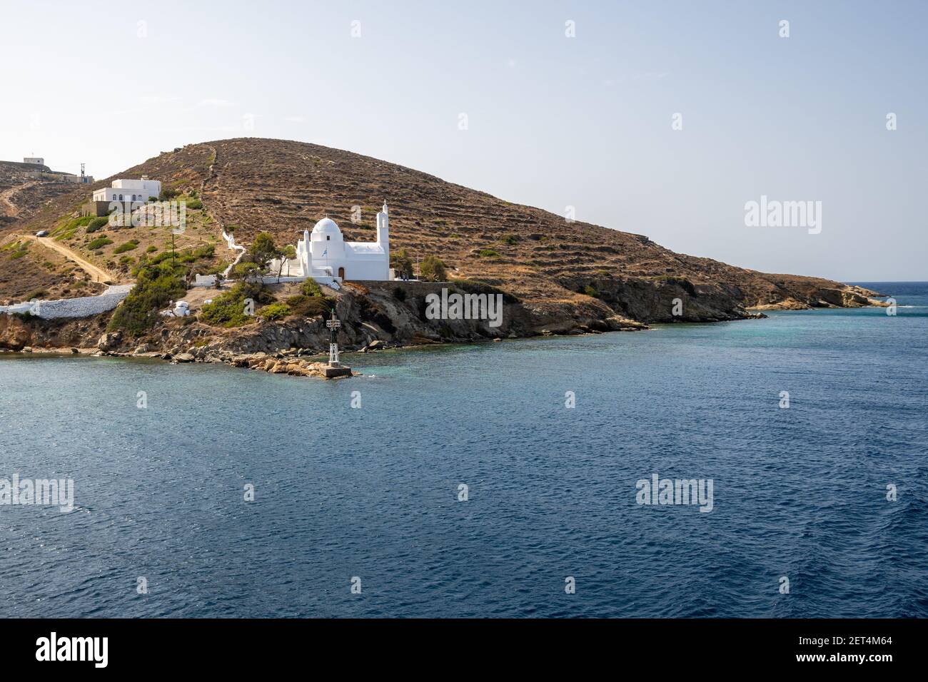 Baie de la mer et église grecque sur la falaise, symbole de l'île d'iOS ...