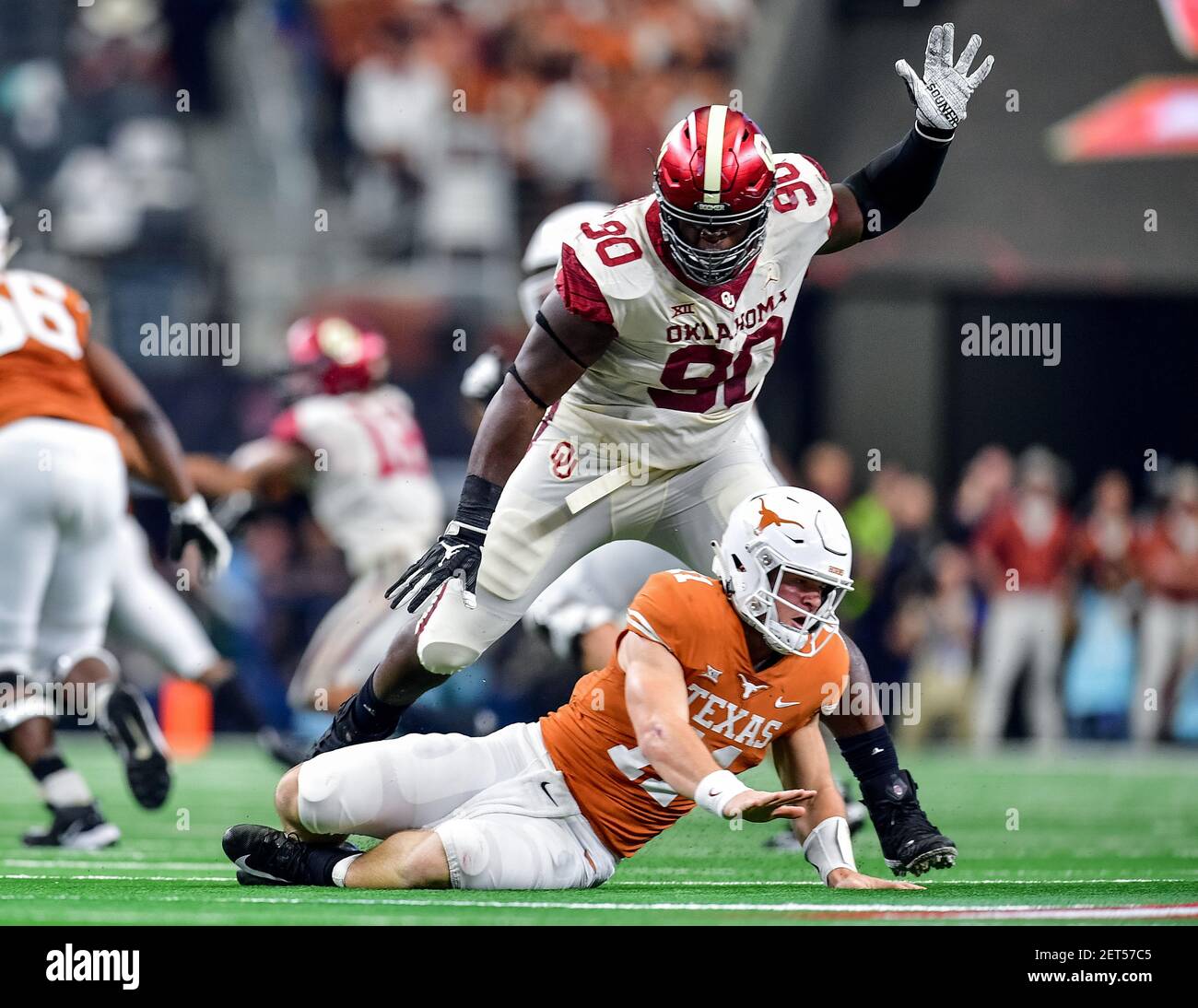 Le quarterback de Texas Longhorns Sam Ehlinger (11) passe le ballon ...
