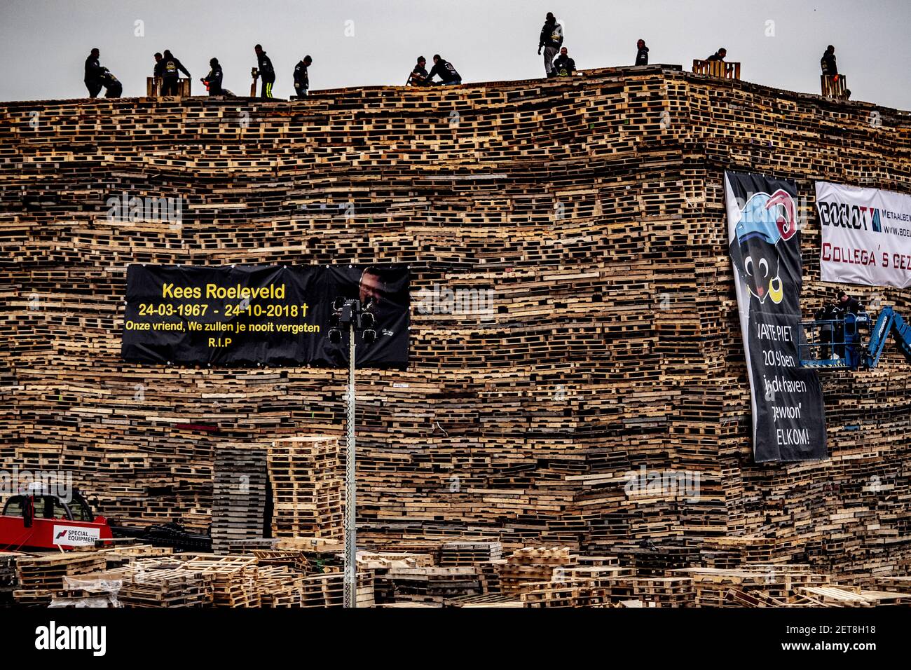 La construction des feux de camp sur les plages de Duindorp et ...
