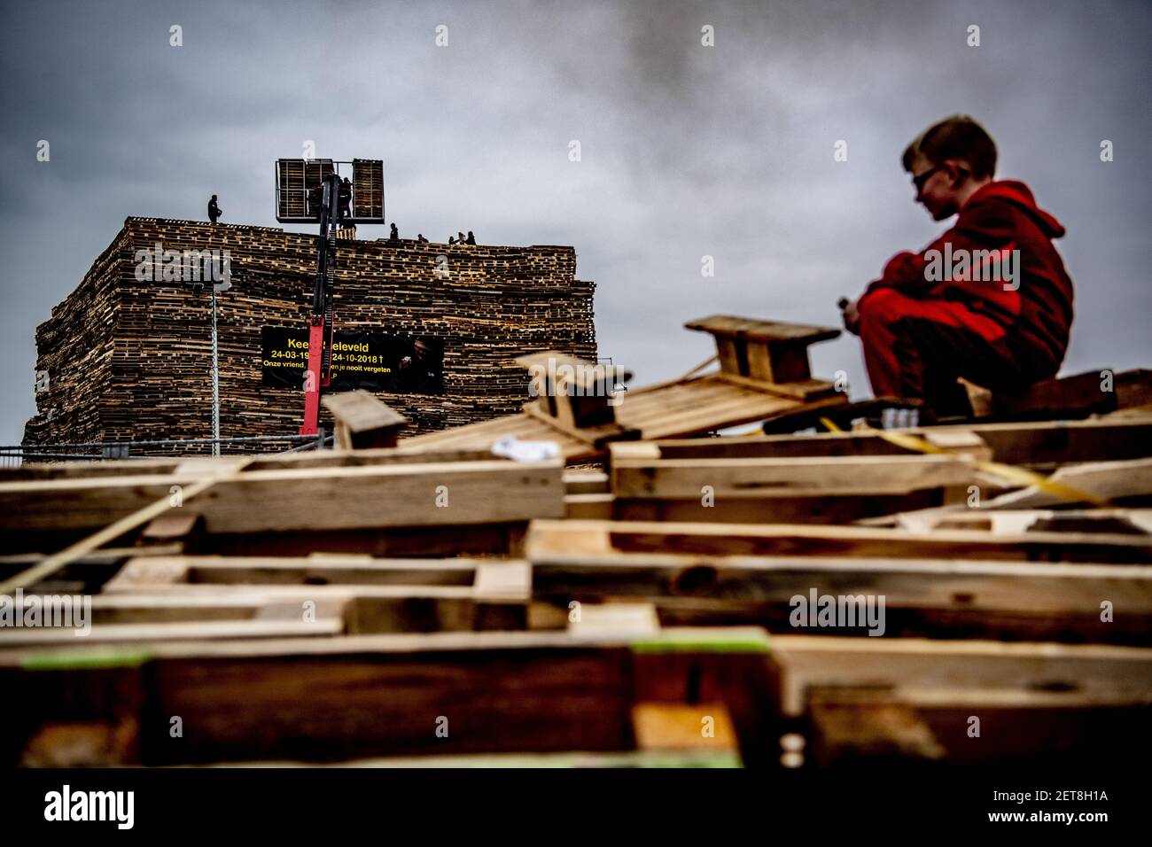 La construction des feux de camp sur les plages de Duindorp et ...