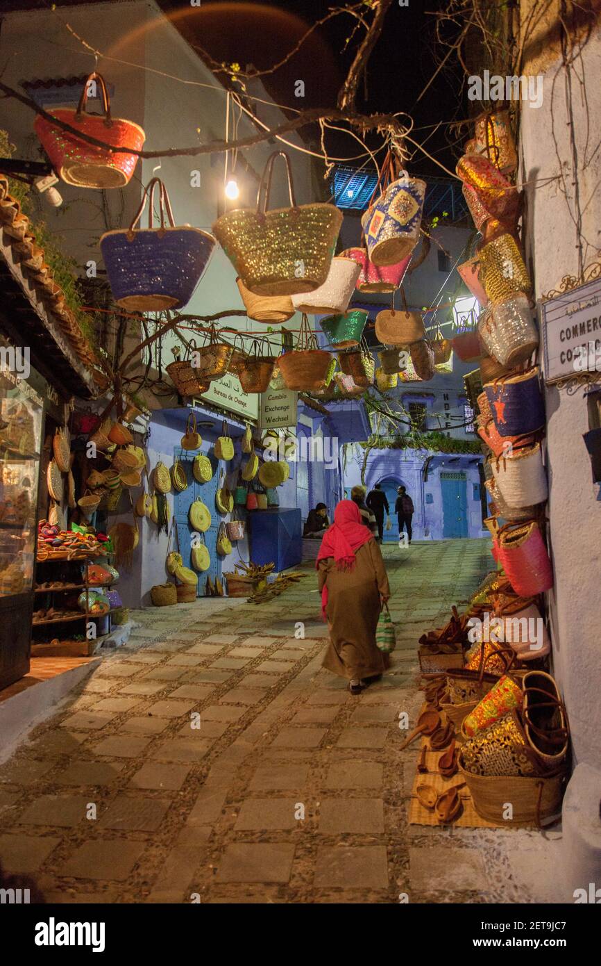 Chefchaouen woman in traditional dress Banque de photographies et d ...