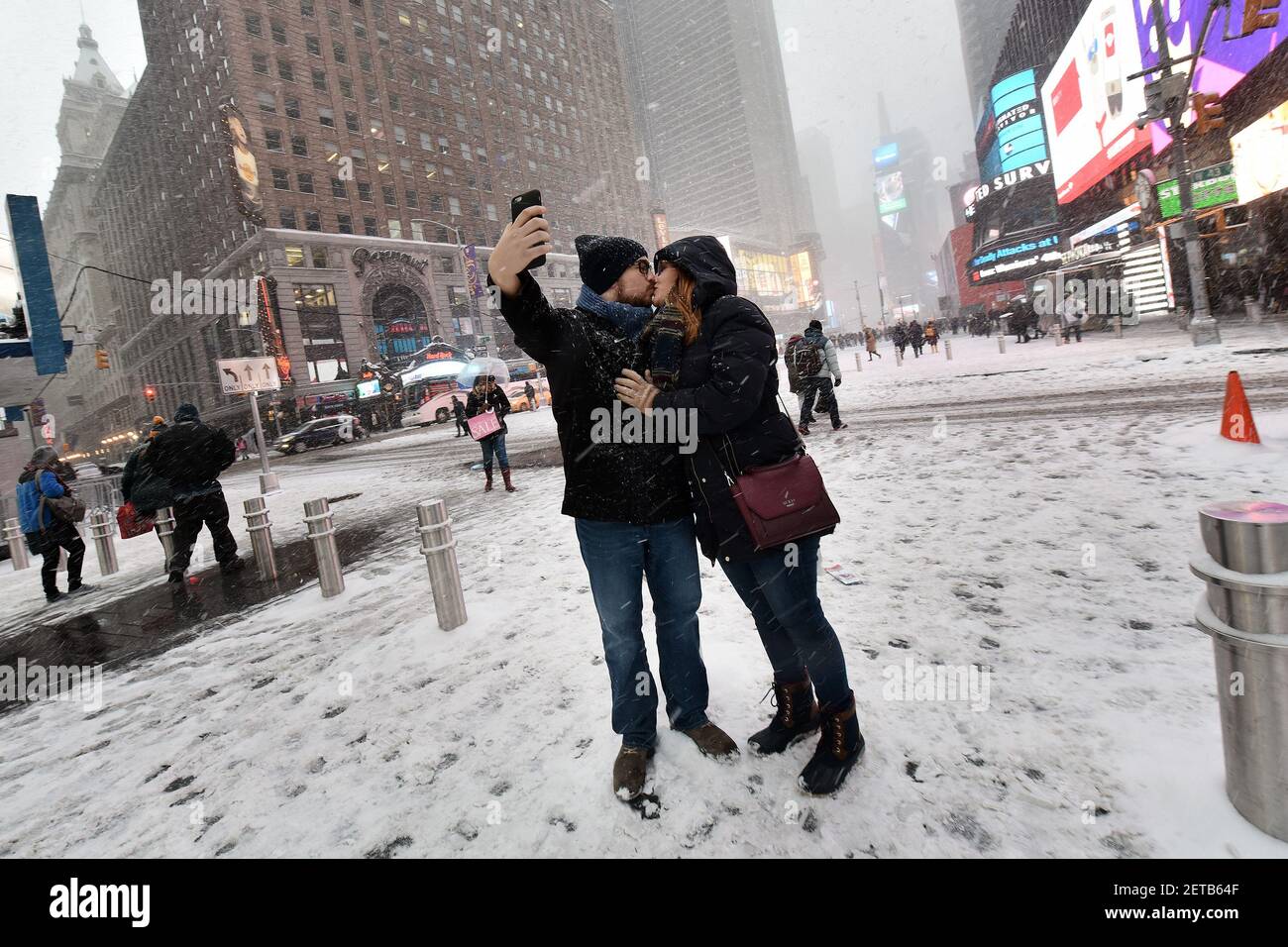 (G-D) Rob Singer et Laura Bink Kiss, qui prennent ensemble un selfie ...