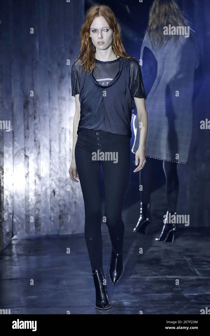 Le mannequin Kiki Willems marche sur la piste lors du salon de mode ...