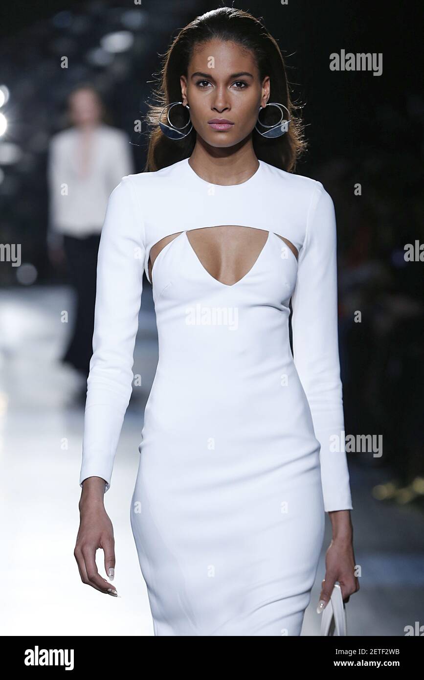 Le mannequin Cindy Bruna marche sur la piste pendant le spectacle de ...