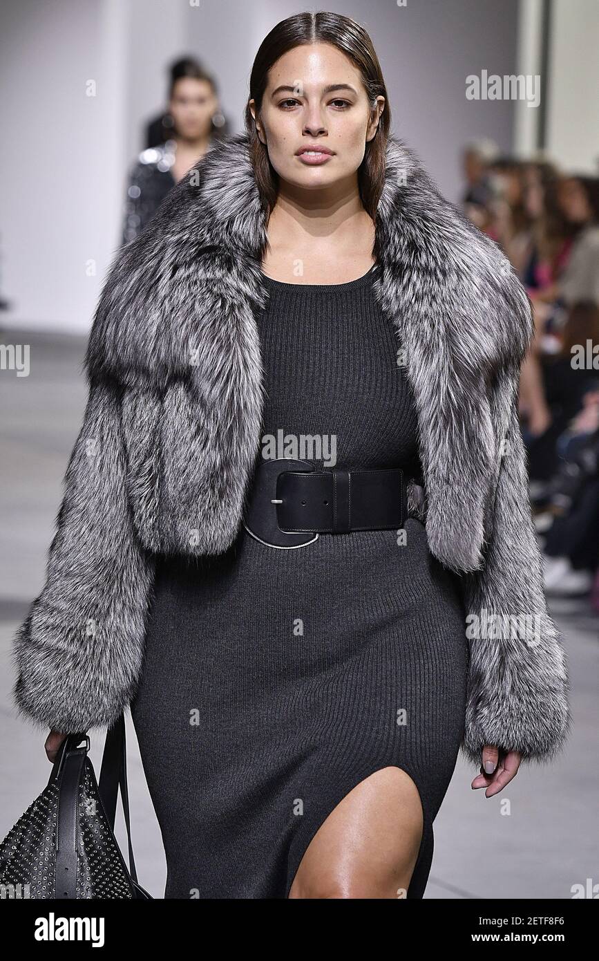 Le mannequin Ashley Graham marche sur la piste lors du Michael Kors ...