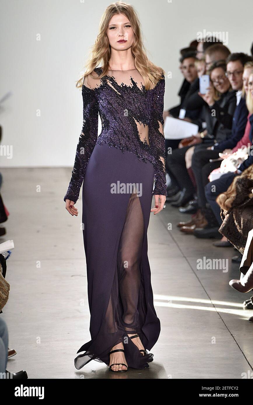 Le mannequin marche sur la piste lors du Pamella Roland Fashion Show à ...