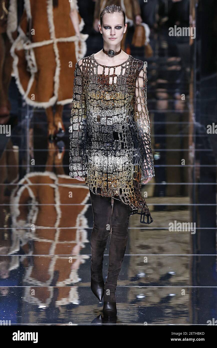Un mannequin marche sur la piste du spectacle Balmain lors de la ...