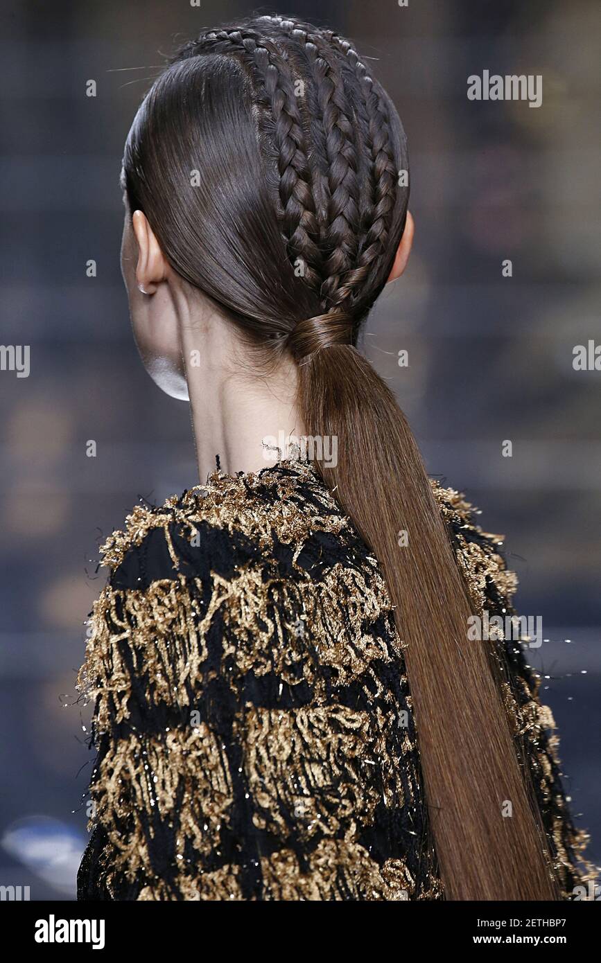 Un mannequin marche sur la piste du spectacle Balmain lors de la ...