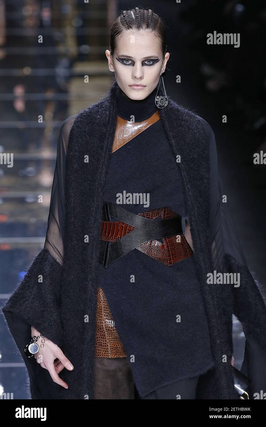 Un mannequin marche sur la piste du spectacle Balmain lors de la ...