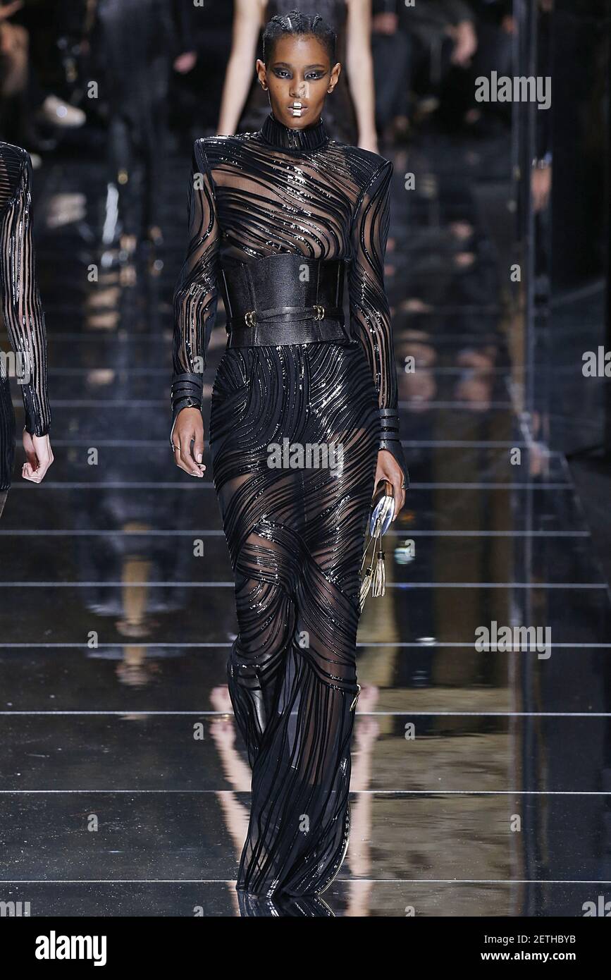 Un mannequin marche sur la piste du spectacle Balmain lors de la ...