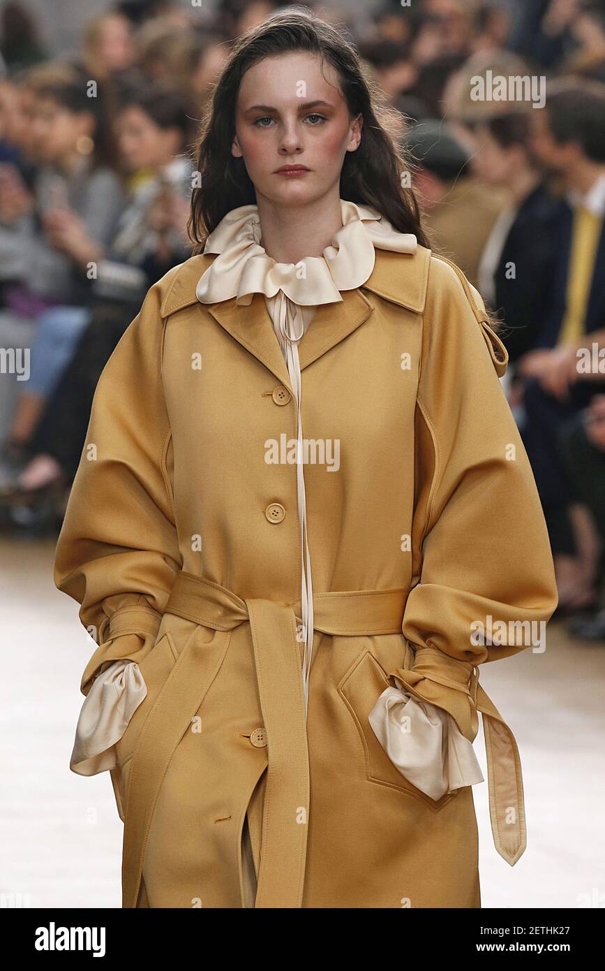 Le modèle Lea Holzfusswmarche sur la piste lors du salon de mode Nina ...