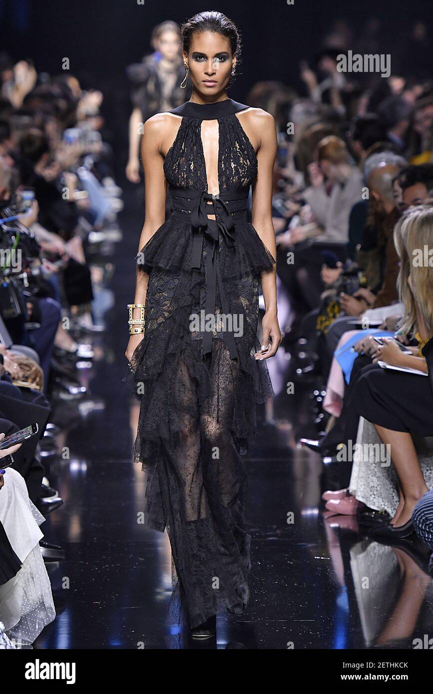 Le mannequin Cindy Bruna marche sur la piste lors du salon de mode Elie ...