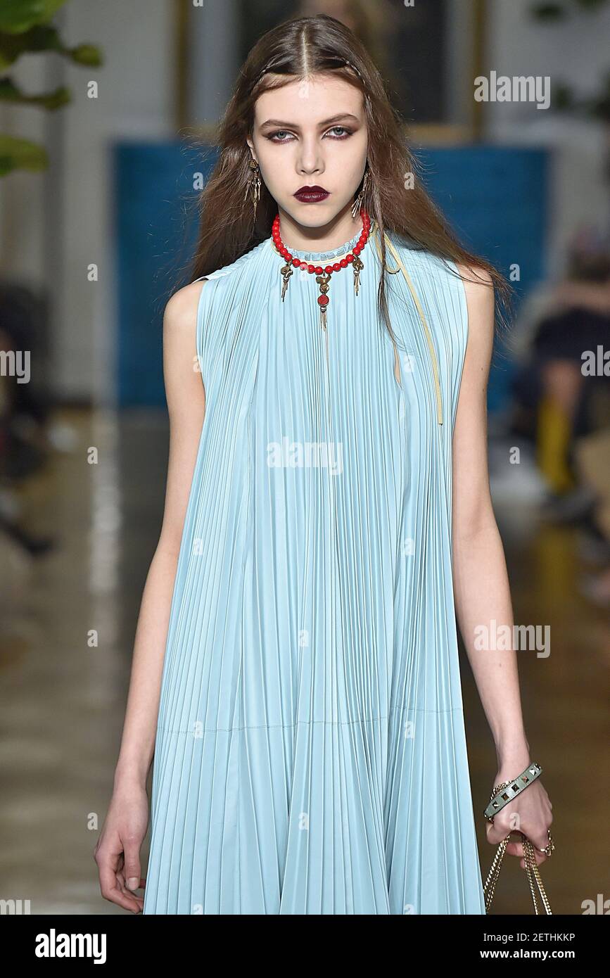 Le mannequin Lea Julian marche sur la piste lors du Valentino Fashion ...