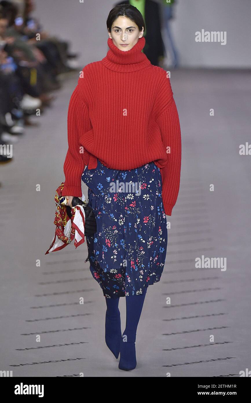 Le mannequin marche sur la piste lors du Balenciaga Fashion Show à FW17 ...