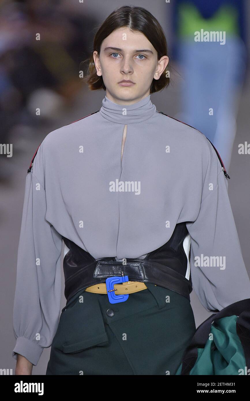Le mannequin marche sur la piste lors du Balenciaga Fashion Show à FW17 ...