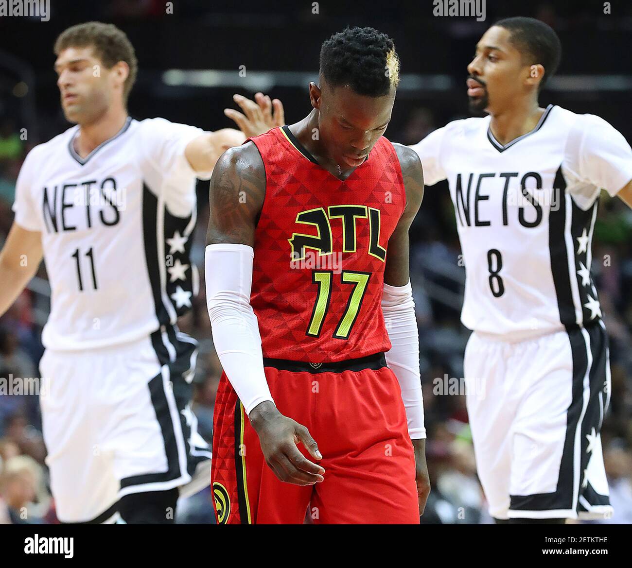 Les faucons d'Atlanta garde Dennis Schroder marche jusqu'au banc pour ...