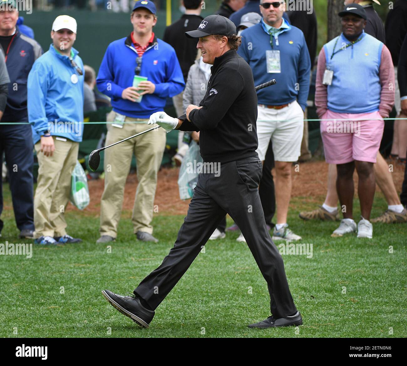 Phil Mickelson passe devant la galerie le long du 15e fairway lors du ...