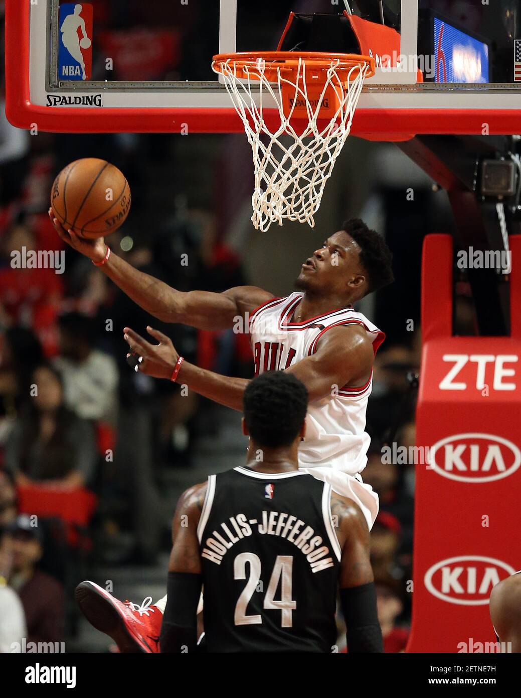 Jimmy Butler (21) des Chicago Bulls tire après avoir attrapé un col-op ...