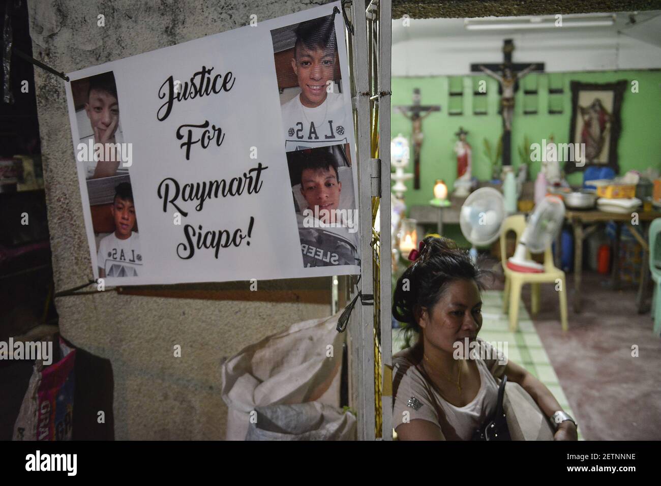 Luzviminda Siapo, la mère de Raymart, se trouve à côté d'une bannière à ...