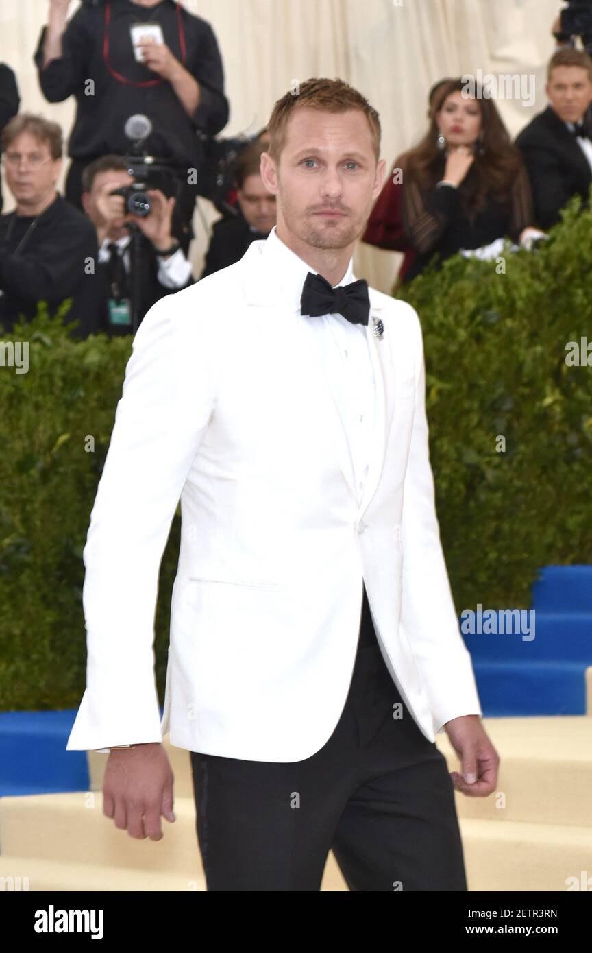 Alexander Skarsgard arrive au Metropolitan Museum of Art Costume ...