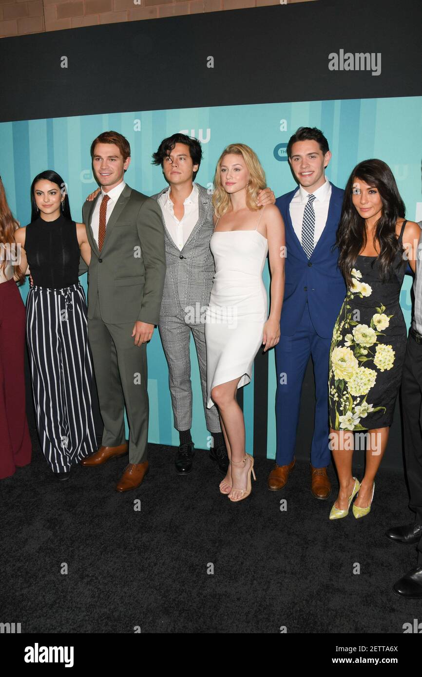 Acteurs de Riverdale L-R : Camila Mendes, KJ APA, Cole Sprouse, Lili Reinhart, Casey Cott ...