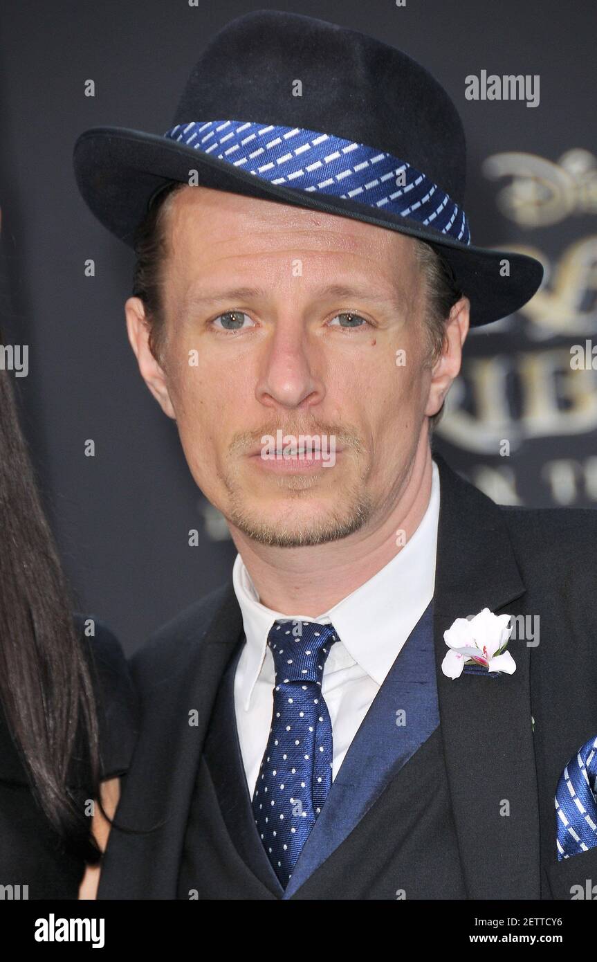 Alexander Scheer arrive à la première de Los Angeles « Pirates of the ...