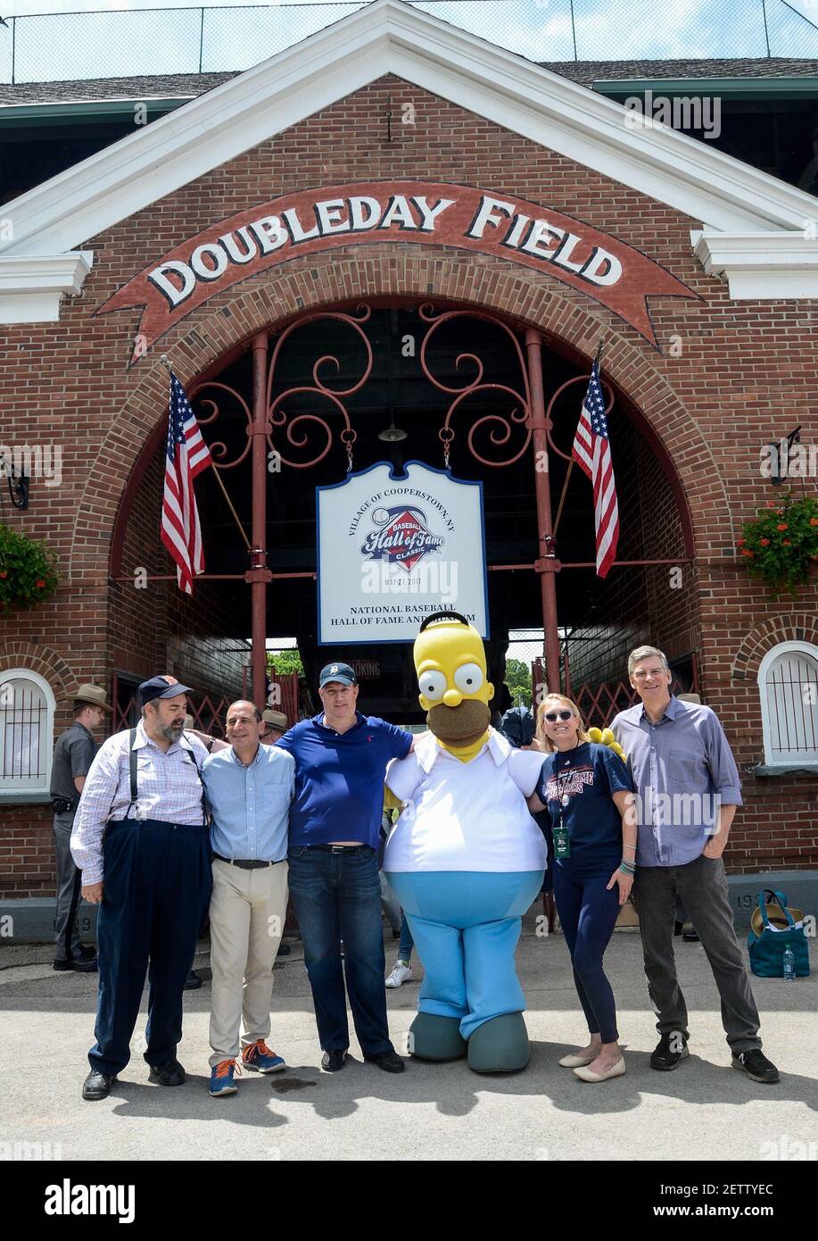 COOPERSTOWN, NY - 27 MAI : Homer Simpson se tient à l'extérieur de ...